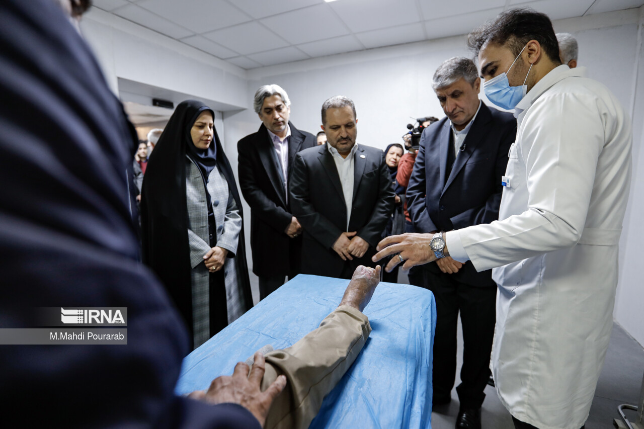 IRNA English - Iran unveils home-made plasma therapy machine