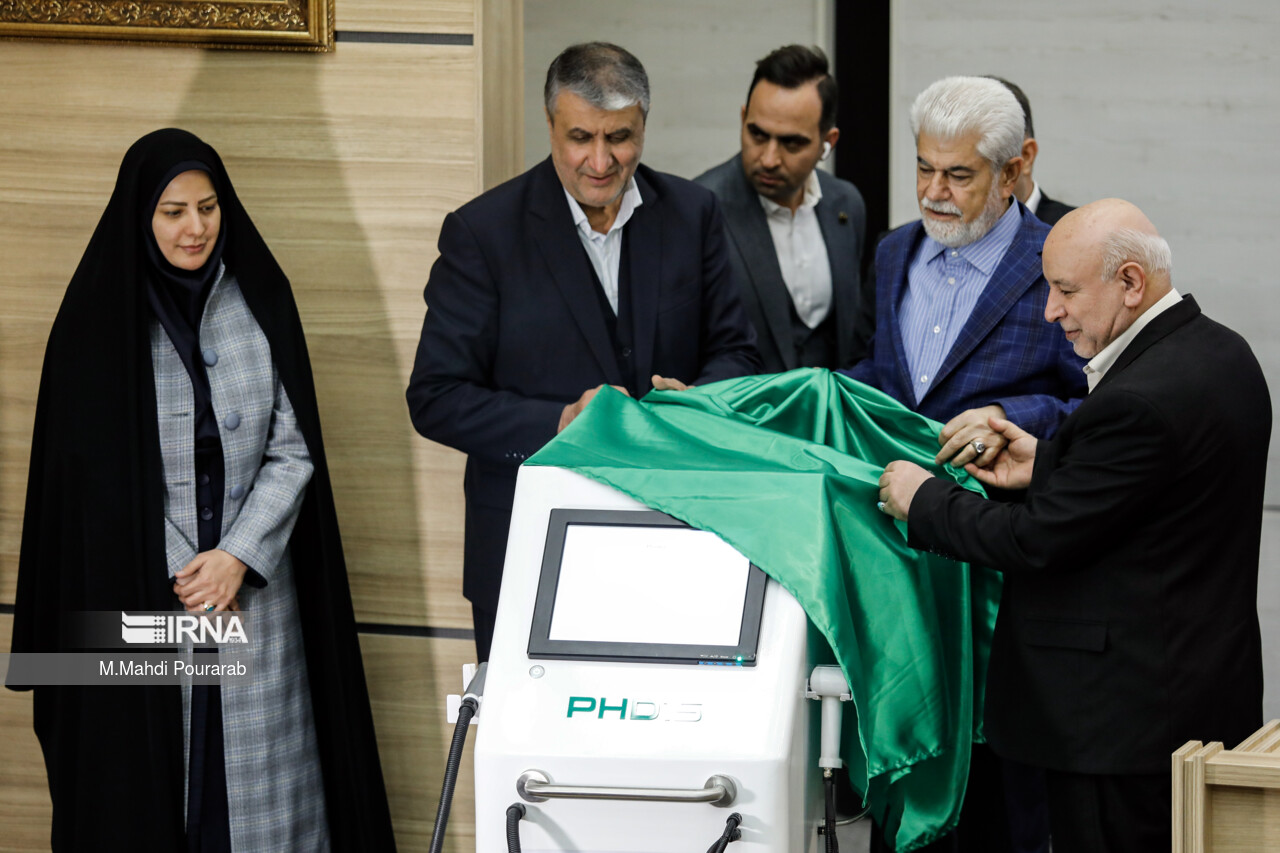 IRNA English - Iran unveils home-made plasma therapy machine