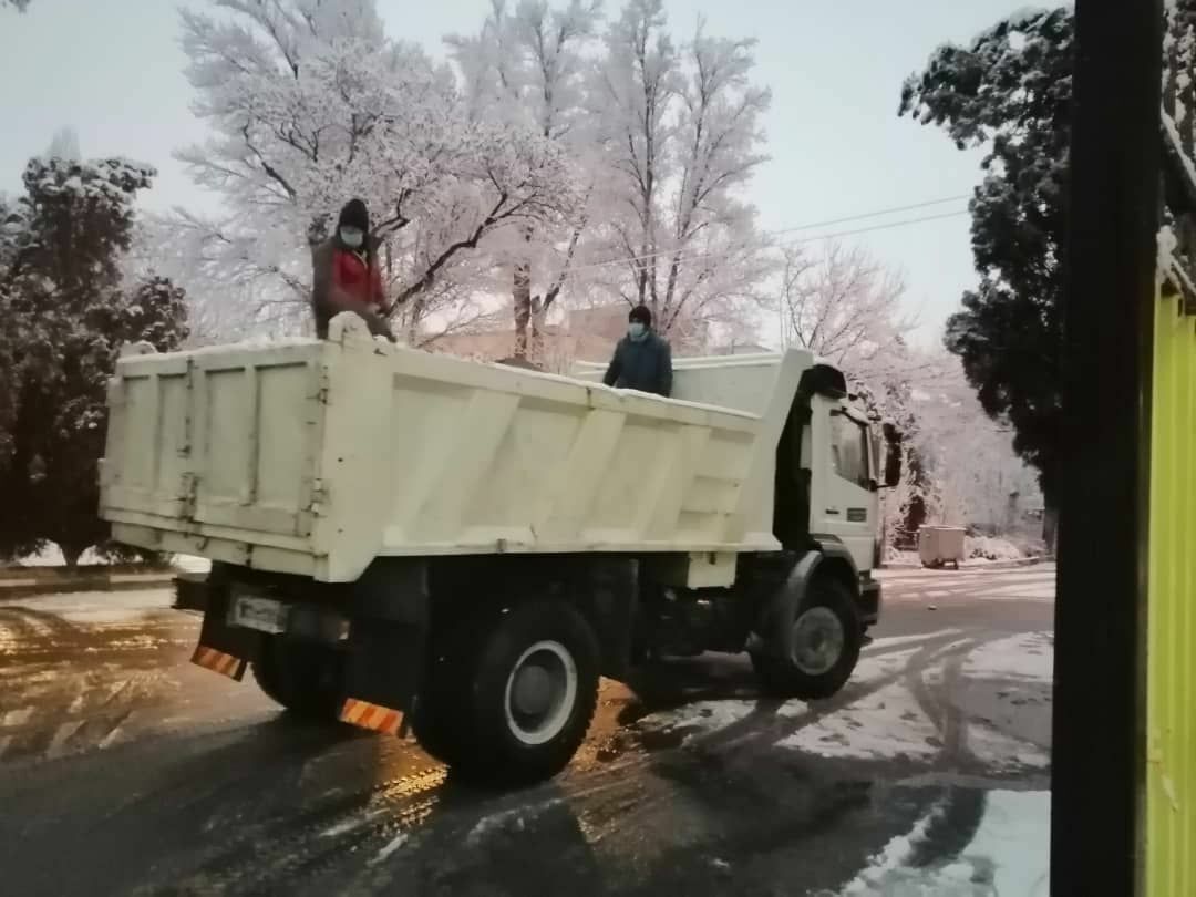 ۱۰۰ دستگاه خودروی سبک و سنگین در اراک مشغول پاکسازی مسیرها از برف است ...