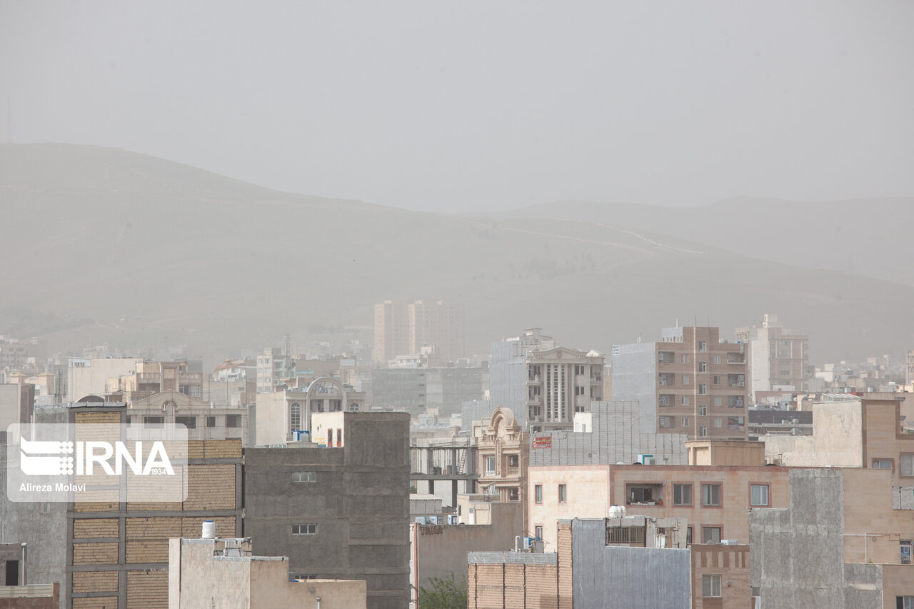 گرد و خاک همچنان هوای اراک و شازند را احاطه کرده است - ایرنا