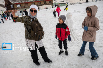 IRNA English - In photos: Annual snowman festival held at Tochal Ski Resort