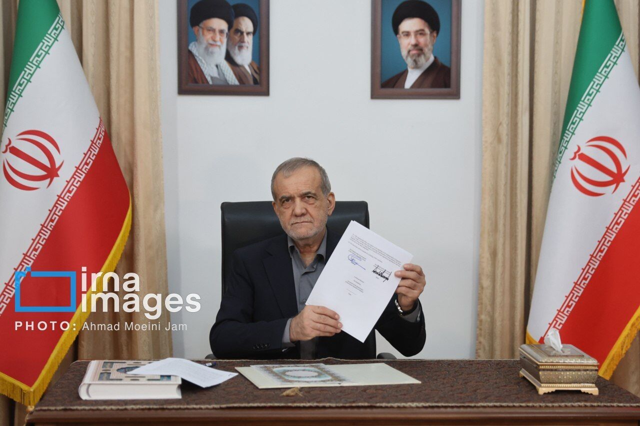 IRNA Español - El presidente iraní firma el memorando de entendimiento ...