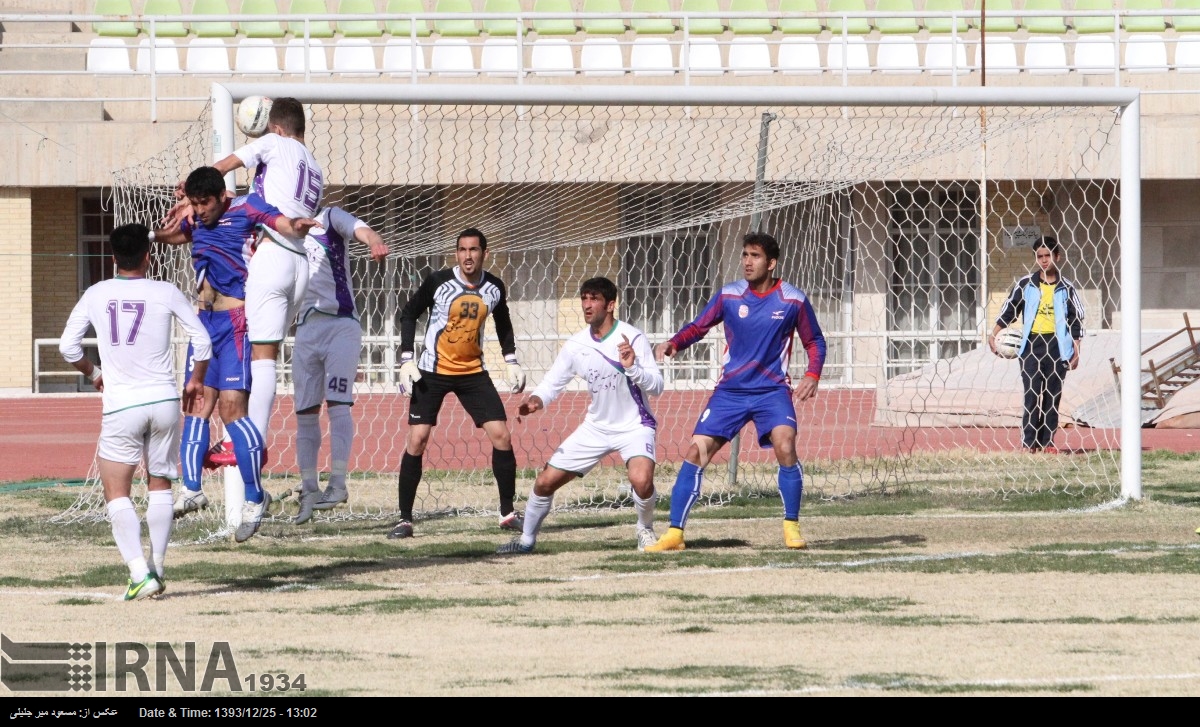 رقابت تیمهای فوتبال تربیت و گیتی پسند در یزد - ایرنا