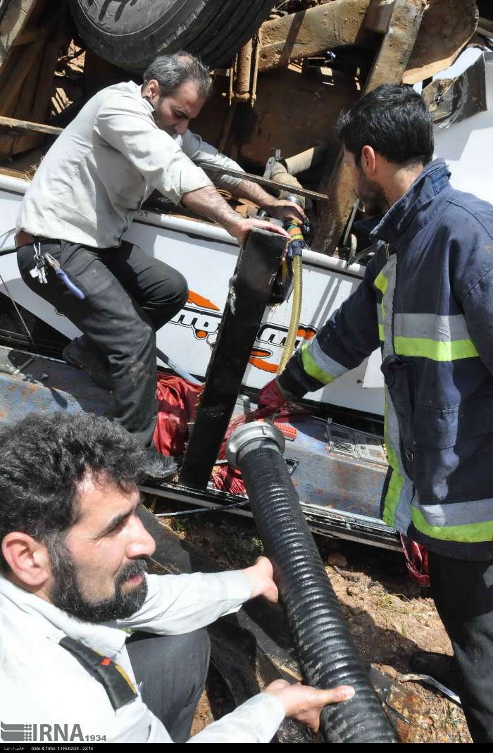 ایرنا - 34زخمی، 3فوتی سرنشین اتوبوس و پراید وکشته شدن یک راهدار