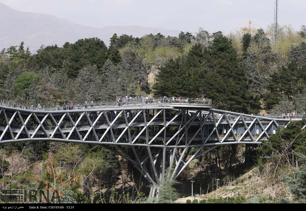 IRNA English - Tourists visit Tabiat Bridge
